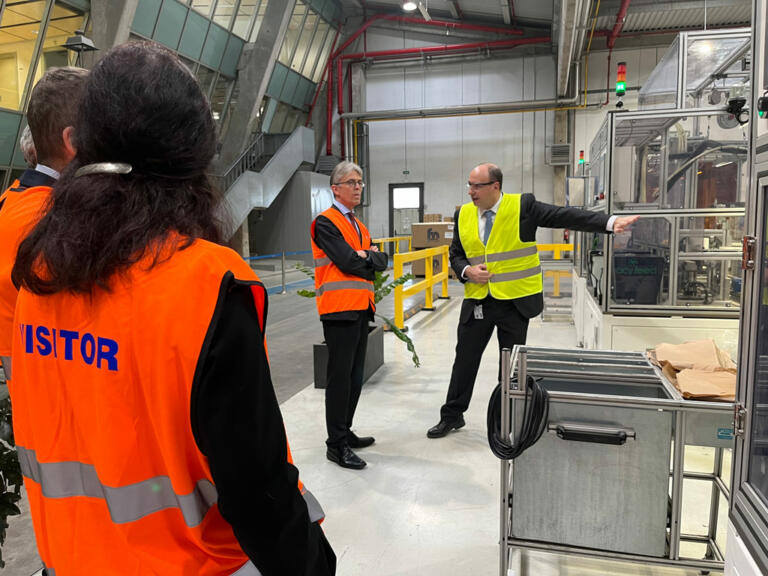 El embajador de Bélgica visita la fábrica de Schréder en España con ...