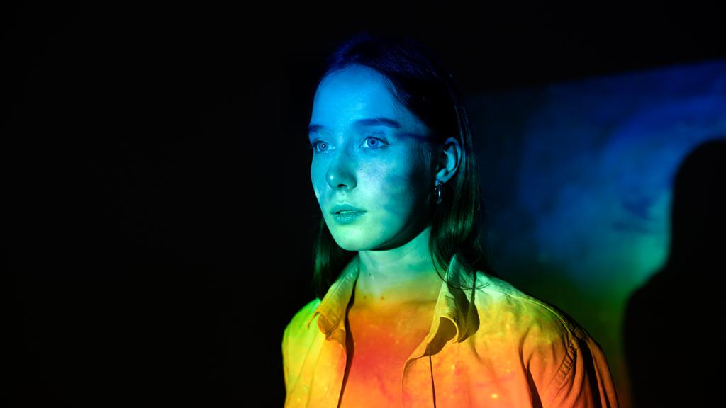 Cómo el color de la luz influye en la percepción espacial y emocional ...